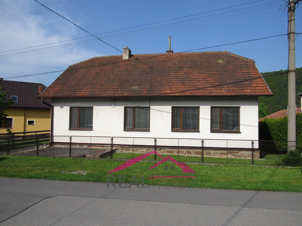 Prodej rodinného domu s krásnou zahradou a dvěma garážemi, 906 m² ...